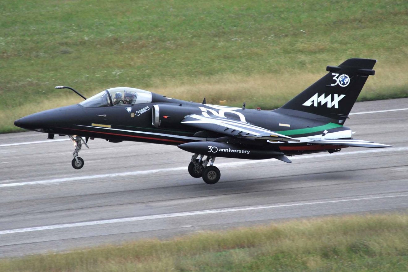 Itália comemora 30 anos de AMX - Revista Asas